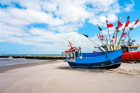 폴란드 Niechorze 근처의 해변 폴란드 발트해의 자연 해안에는 백사장과 어선이 있습니다 바닷가의 풍경입니다 자연에 대한