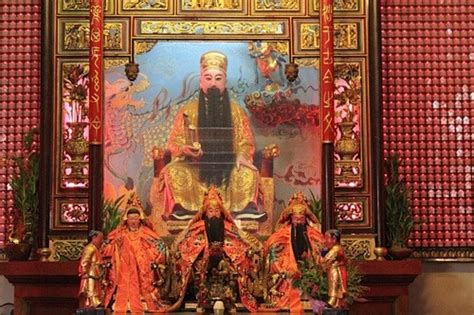 台北關渡宮正殿的右脇脅左側主要是供奉文昌帝君文昌帝君又稱梓潼文昌帝濟順王英顯王梓潼夫子梓潼帝君以及靈應帝君為主宰人間文運