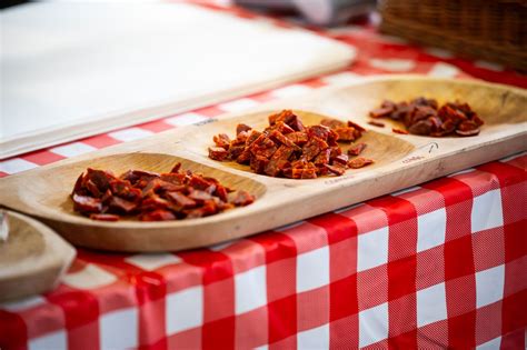 Kolbászgyúró Versenyekkel Disznóvágás Bemutatóval és Koncertekkel Jön A Csabai Kolbászfesztivál