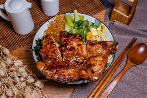 這一碗烤肉飯很有飽足感！石家烤肉飯結合台式炭火燒烤、顛覆傳統烤肉飯的想像，挑戰老饕們挑剔的嘴。美食walkerland窩客島