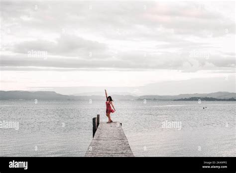 Jeune Femme Portant Une Robe Rose Banque De Photographies Et Dimages à
