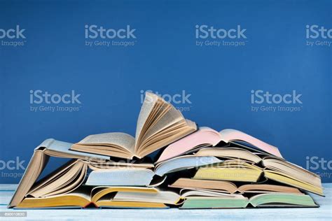 오픈도 서 나무 테이블에 대 한 Hardback 화려한 책 학교 돌아가기 텍스트에 대 한 공간을 복사 합니다 교육 사업 개념