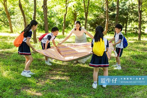 快乐的小学生和老师铺野餐垫 蓝牛仔影像 中国原创广告影像素材