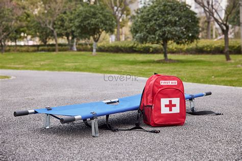กระเป๋านักเรียนปฐมพยาบาลและเปลพกพาทางการแพทย์ Hd ภาพถ่ายทางการแพทย์ ยา พา ดาวน์โหลดฟรี Lovepik