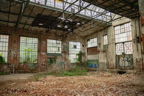 Urbex 건물 건설 건축 그래피티 기다 녹 도시 도시 쇠퇴 도시 탐사 때 러스틱 무성한 반달리즘 버려진 벽돌 벽 보예보츠투 돌노실롱스키에