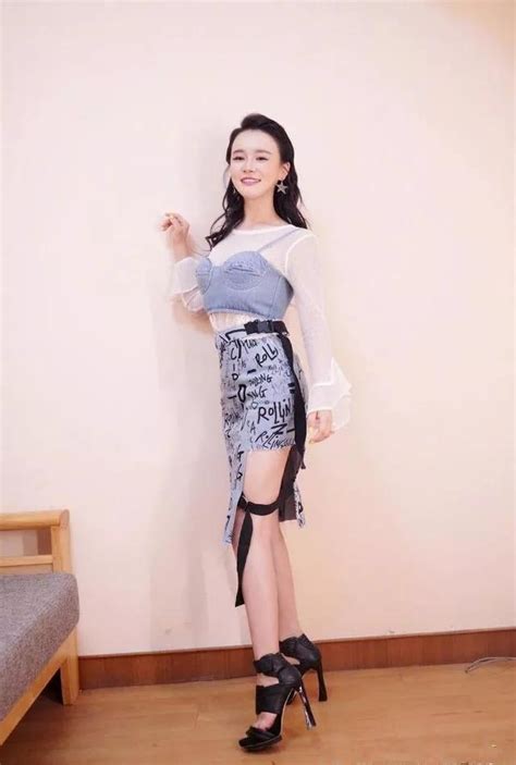 冉莹颖内衣外穿，裙子像被谁撕了一块，网友：为了时髦豁出去了