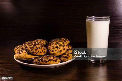 초콜릿 칩 쿠키와 어두운 나무 테이블에 우유의 유리 접시 0명에 대한 스톡 사진 및 기타 이미지 0명 갈색 건강에 좋지 않은 음식 Istock