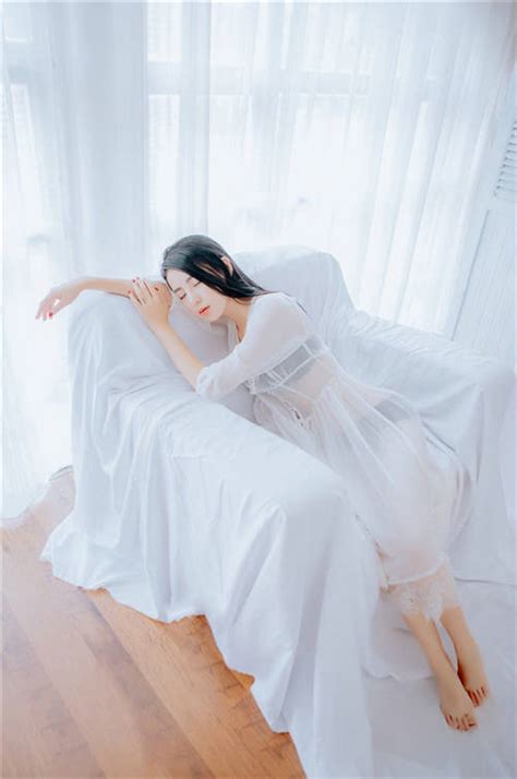 穿蕾丝透视睡衣的美女图片