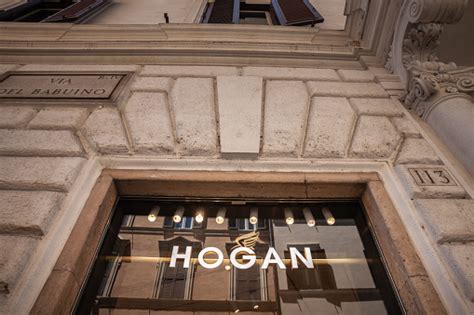 로마에 있는 브랜드 로고가 있는 Hogan 매장 외관 Hogan은 이탈리아의 신발 및 패션 액세서리 디자이너입니다
