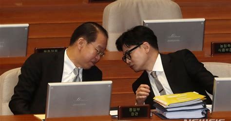 대화 나누는 한동훈 권영세