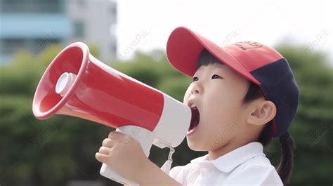 확성기를 들고 야외 놀이를 즐기는 아시아 소녀 아시아 배경 즐기다 배경 소녀 배경 이미지 Hd 아시아 즐기다 소녀