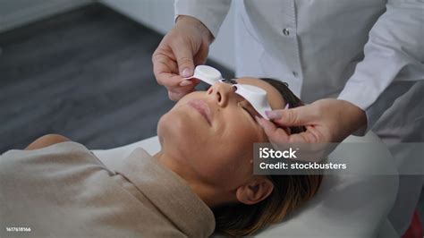 미용사는 뷰티 클리닉 클로즈업에서 여성의 얼굴에 보호 안경을 씌운다 2명에 대한 스톡 사진 및 기타 이미지 2명 건강관리와 의술 건강한 생활방식 Istock