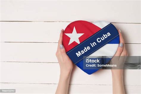 비문 쿠바에서 만든 쿠바의 국기 하트 모양의 상자를 들고 여성의 손 배경에 흰색 나무 테이블입니다 텍스트의 장소 개념에 대한 스톡 사진 및 기타 이미지 Istock