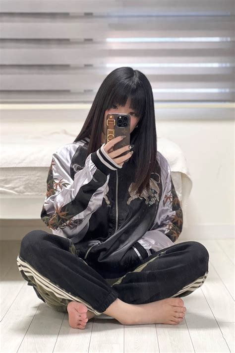 スカジャンを脱いだらyutori無敵ふわもちボディ見せる脱衣グラビア披露 ENTAME next アイドル情報総合ニュースサイト