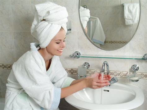 Jeune Femme Se Lavant Le Visage Avec De Leau Dans La Salle De Bain