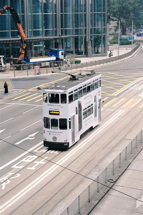 번화한 홍콩 거리의 2층 전차 · 무료 스톡 사진
