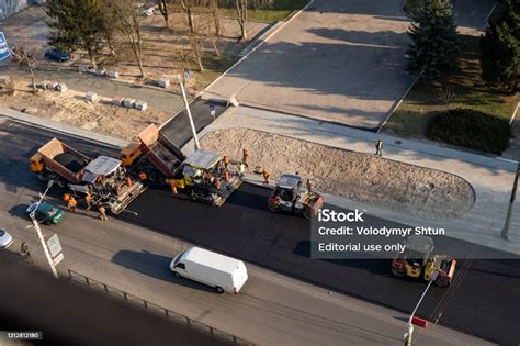 무거운 아스팔트 로드 롤러 무거운 진동 롤러 압축기는 거리의 도로 건설 현장에서 새로운 뜨거운 아스팔트와 아스팔트 파버 기계를 누릅니다 거리에 대한 스톡 사진 및 기타