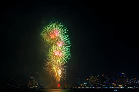 태국 파타야 해변에서 해변 전경과 도시 배경이있는 불꽃 놀이 축제 축제 배경의 다채로운 불꽃 작품 0명에 대한 스톡 사진 및