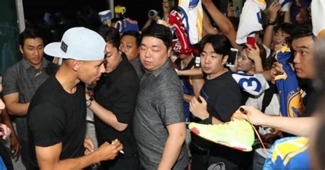 사인해주는 스테픈 커리