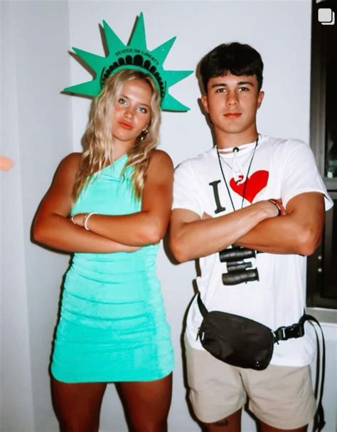 Statue Of Liberty And Tourist En Disfraces De Halloween Parejas Disfraces Parejas