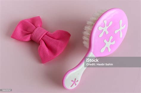 고립 된 분홍색 배경에 아이들을위한 흰색 브러시와 분홍색 직물 버클 핑크 빗 0명에 대한 스톡 사진 및 기타 이미지 0명 가장자리 개인 장식품 Istock