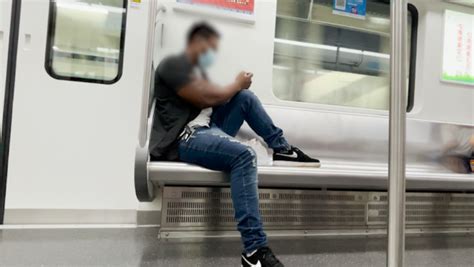 武汉地铁一男子脚踩座椅看剧，地铁客服：违反规定凤凰网视频凤凰网