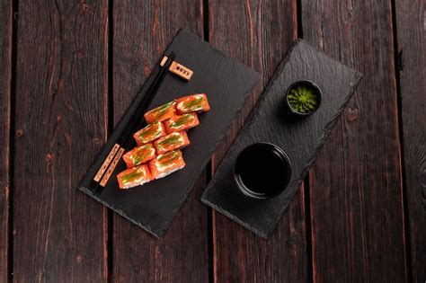 Rollo Con Sushi De Pescado Con Palillos Concepto De Comida Asiática