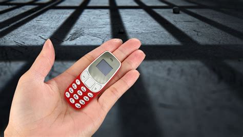 Un Preso De La Cárcel De Teruel Operado Tras Tragarse Un Teléfono Móvil