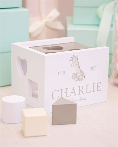 Putte I Kasse Med Navn Hvid Giraf I Rofa Design