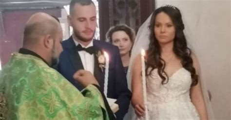Младоженец взе фамилното име на съпругата си защото за всеки е чест да