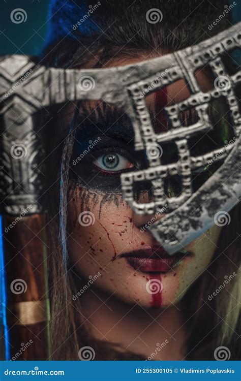 Frau Die Ihr Gesicht Mit Axt Vor Teenager Hintergrund Versteckt