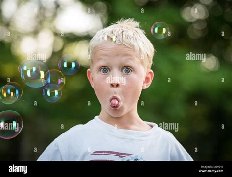 Blaues auge junge Fotos und Bildmaterial in hoher Auflösung Alamy