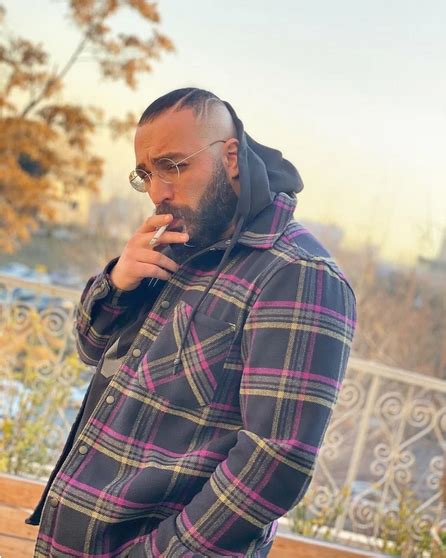 رنگ موی زننده حمید صفت با گردنبند زنانه تغییر جنسیت بعد آزادی از