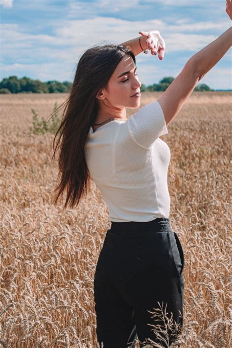 Фотоссесия девушка в поле