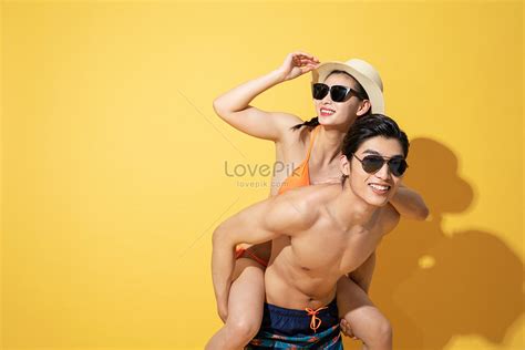 선글라스를 착용하는 여름 커플 수영복 사진 무료 다운로드 Lovepik