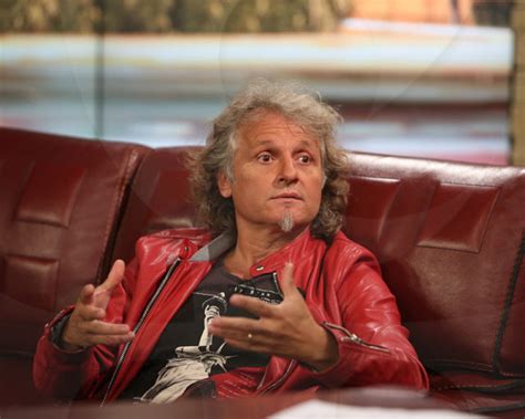 Лакомник Къци лапа ягоди садени преди 10 г от починалата му майка Join Bg Звезди