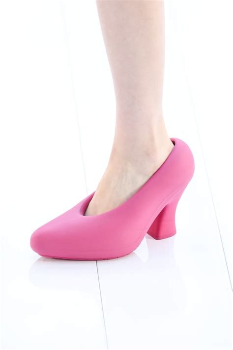 Con Estas Grandes Botas Rojas La Moda Entra En Una Era Absurda