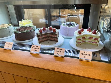 어제 월급날이었는데 아들은 재수생이라 공부중 남편은 일이 바쁘고 나만 고요히 홀로 월급을 누리고 있다 맛있는걸 보면 생각나는 사람들