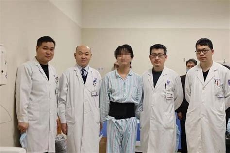 30岁年轻小伙做腰椎手术，怕自己“废了”，骨科医生这样说右腿治疗何博