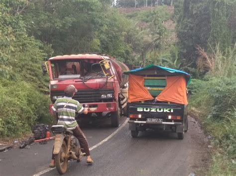 Truk Tak Kuat Nanjak Ton CPO Tumpah Kejalan