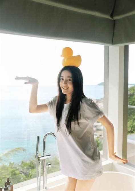 迪丽热巴“走哪捂哪”是故作姿态？来看看这些生活照你就知道了！
