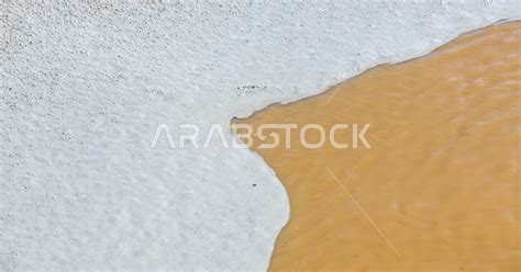 صورة لموجه المحيط على شاطئ رملي نظيف بالمملكة العربية السعودية صورة