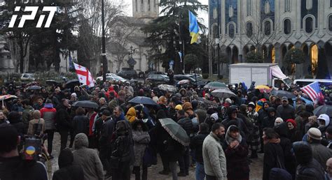 პარლამენტთან საპროტესტო აქციის მონაწილეები იკრიბებიან