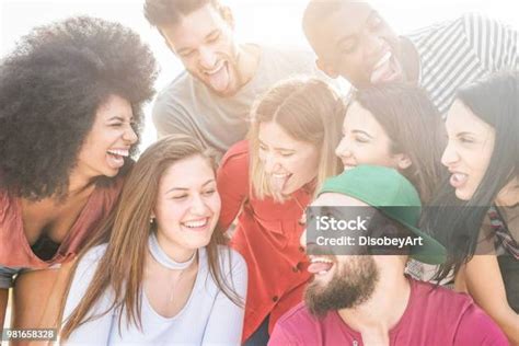 행복 Millennials 친구 재미 야외영 재미 있는 얼굴을 만드는 사람과 함께청소년 십 대 생활 생활과 Multiracial