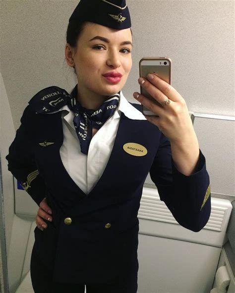 Стюардесса которая мастерски делает вид, что встала не в 3:15 и совсем ...