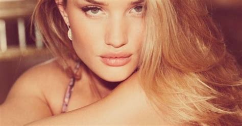 Top Rosie Huntington Whiteley Divulga Nova Linha De Lingerie