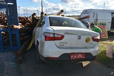 Caminhão carregado de eucalipto tomba e deixa taxista ferido em Vitória