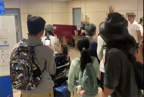 抵國門行李拿不到開噴！華航員工下跪「喊無賠償」旅客炸掉 桃勤道歉了