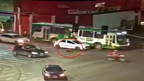 Em horário de pico mulher se deita no meio da avenida Isaac Póvoas no