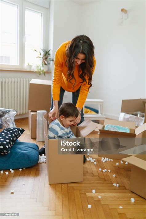 집 이동 하는 동안 골판지 상자에 재생 하는 유아 를 통해 구부리는 어머니 2 3 살에 대한 스톡 사진 및 기타 이미지 2